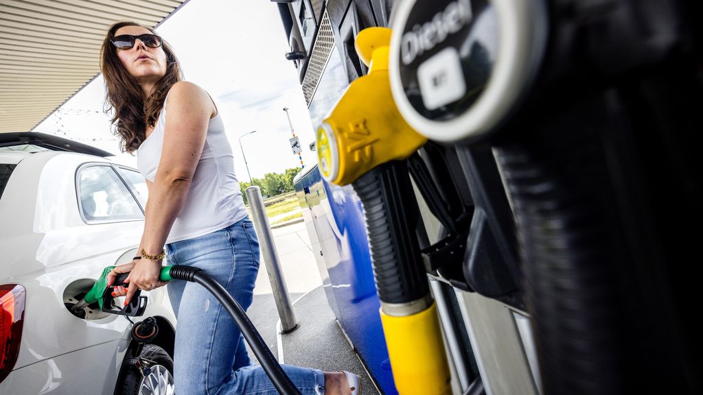 Benzine ruim 5 cent duurder door belastingverhoging, geld gaat naar openbaar vervoer