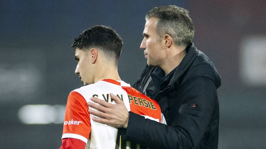 Vader en coach Robin van Persie laat zijn zoon invallen: 'Een mooi moment'