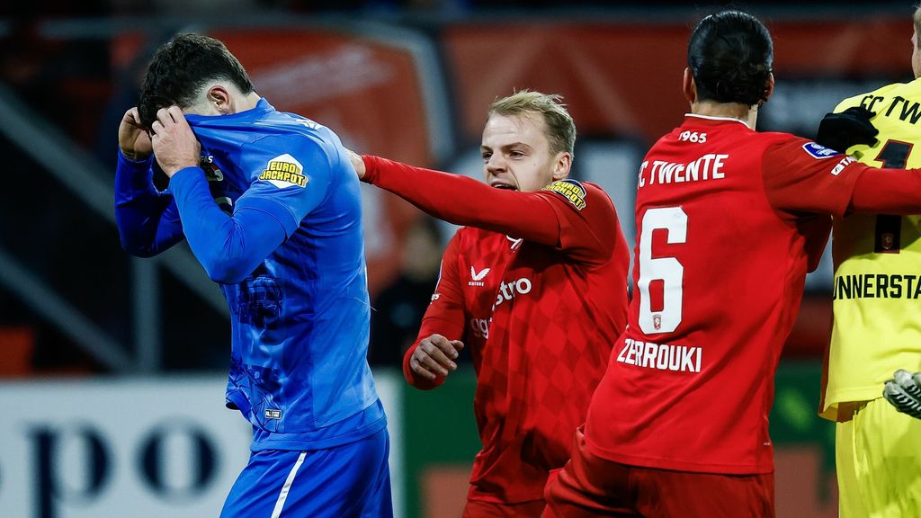 Ajax-Groningen definitief gestaakt na massaal vuurwerk van F-Side • PSV ...