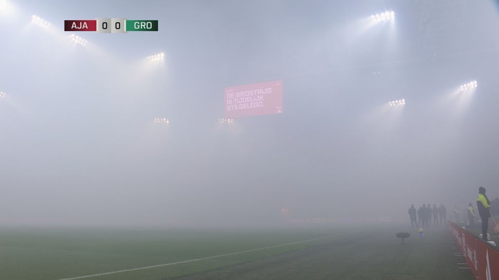 Ajax-Groningen definitief gestaakt na massaal vuurwerk van F-Side • PSV blijft koploper