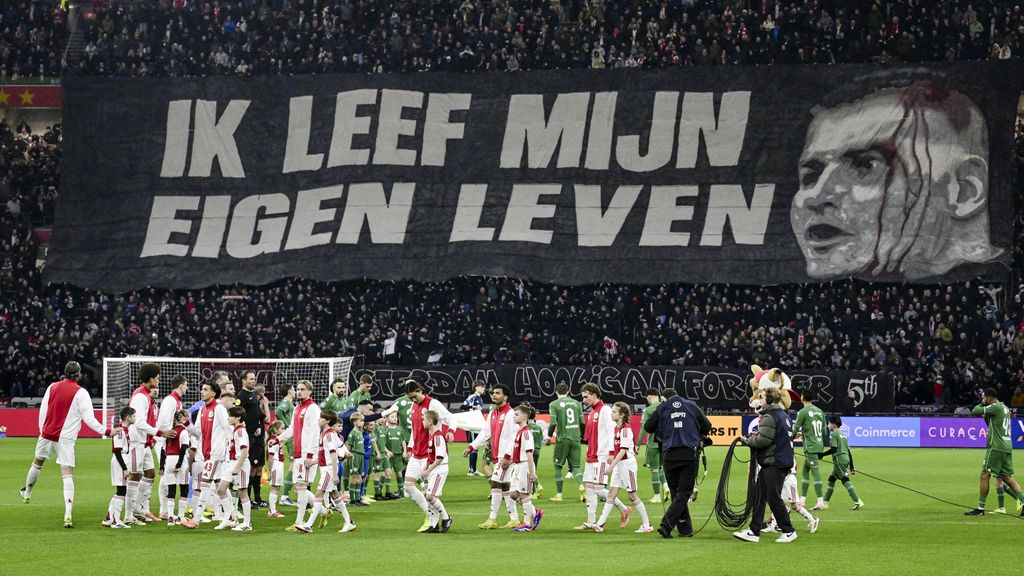 Ajax-Groningen definitief gestaakt na massaal vuurwerk van F-Side • PSV blijft koploper