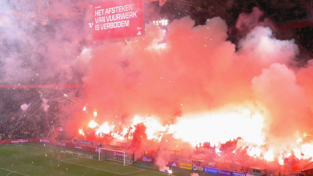 Ajax-FC Groningen definitief gestaakt vanwege hevig vuurwerk