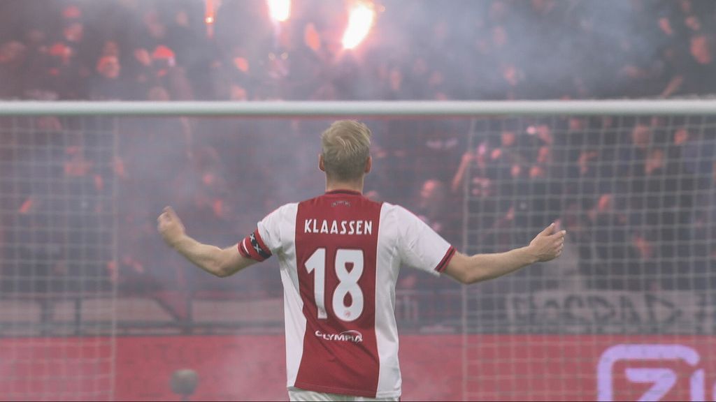 Ajax-Groningen definitief gestaakt na massaal vuurwerk van F-Side • PSV blijft koploper