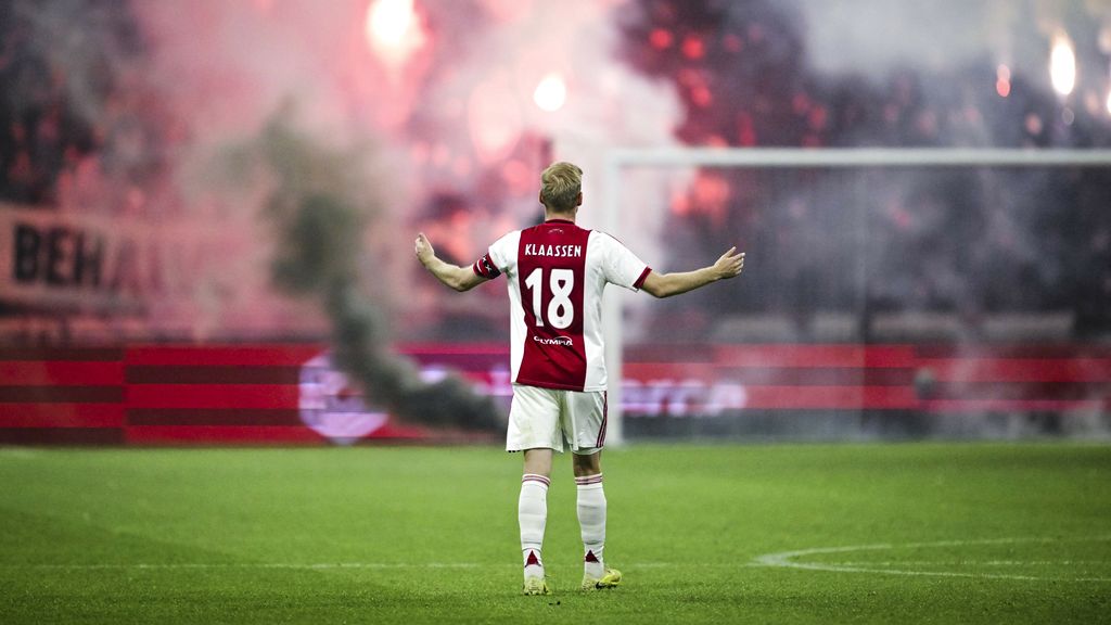 Ajax-FC Groningen gestaakt vanwege hevig vuurwerk: 'Dit is onacceptabel'