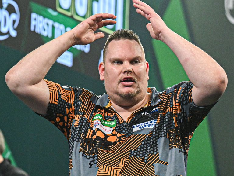 Zonneveld stunt met zege op oud-wereldkampioen Smith bij WK darts ...
