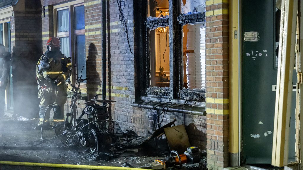 Woning in brand na autobrand in Amsterdam