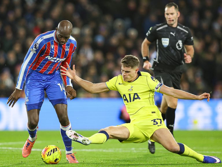 Rood voor Simons na tackle op Van Dijk bij zege Liverpool, Arsenal ...