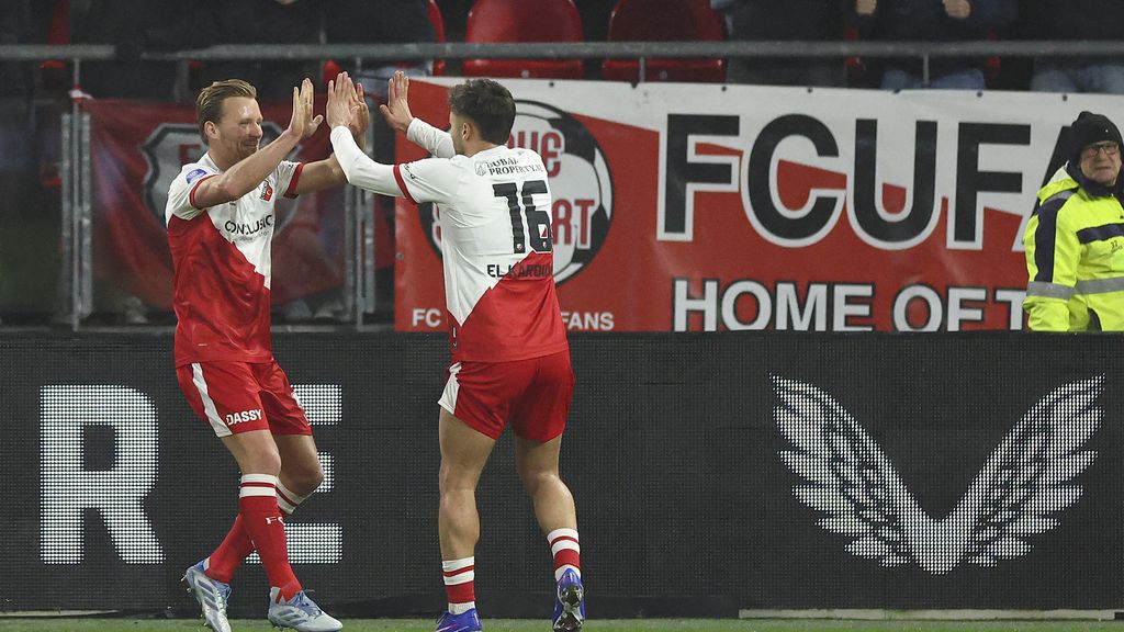 FC Twente op voorsprong tegen Utrecht • Tukkers draaien het na rust om