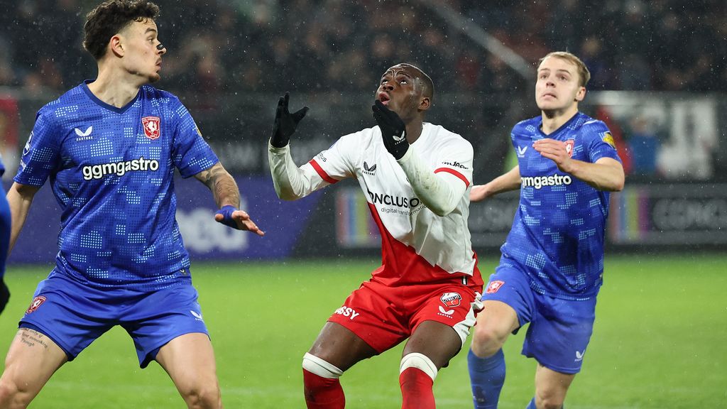 FC Twente op voorsprong tegen Utrecht • Tukkers draaien het na rust om