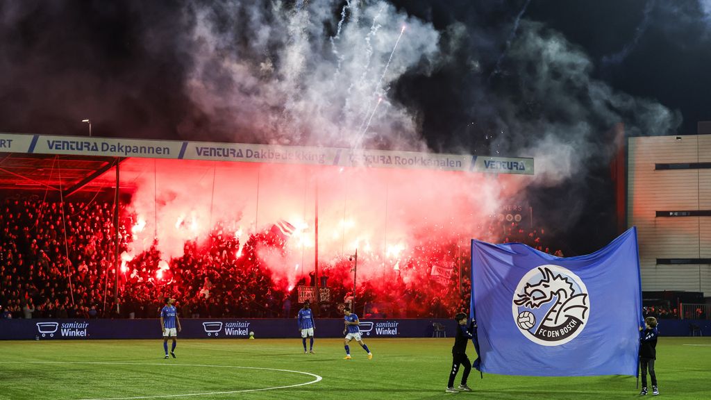 KNVB-beker: PAZX overklast Ajax voor rust: 3-0 • Verlenging lonkt voor ...