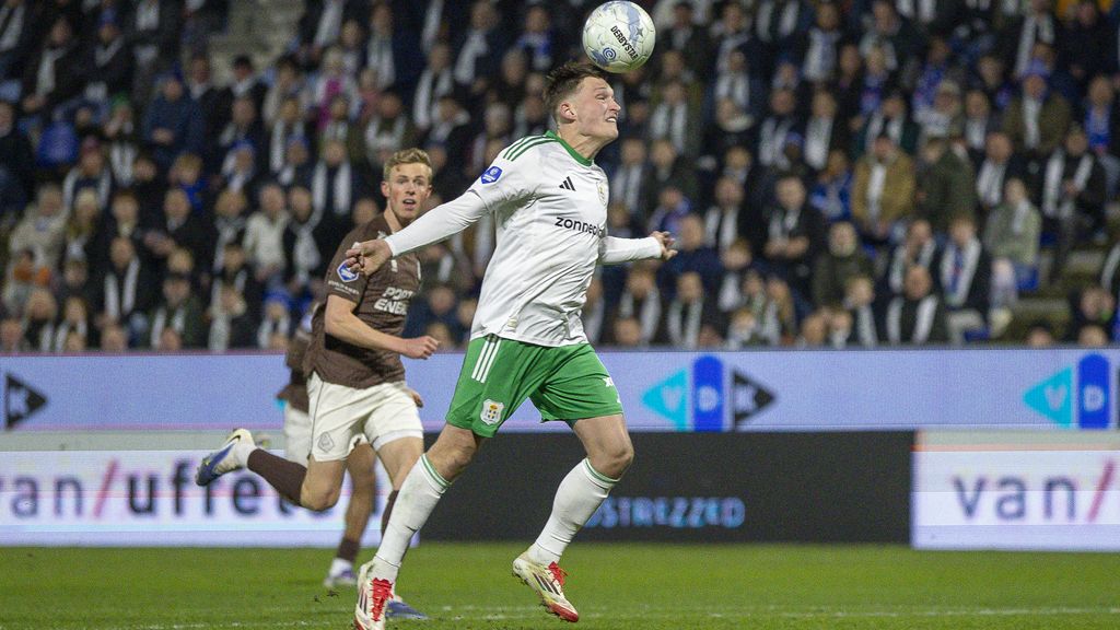 PEC op slag van rust op 1-0 in jubileumduel met Telstar • NEC hijgt ...