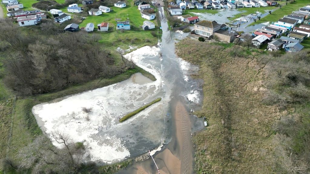 Kapotte leiding zet woonwijk deels onder water