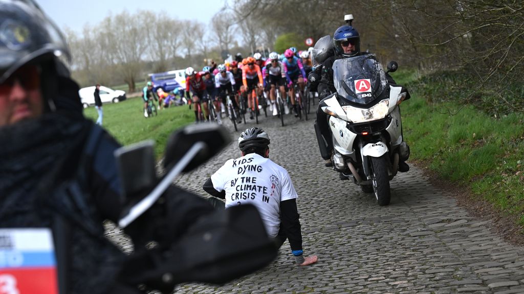 OM onderzoekt 'levensgevaarlijke' actie klimaatactivist bij Ronde van ...