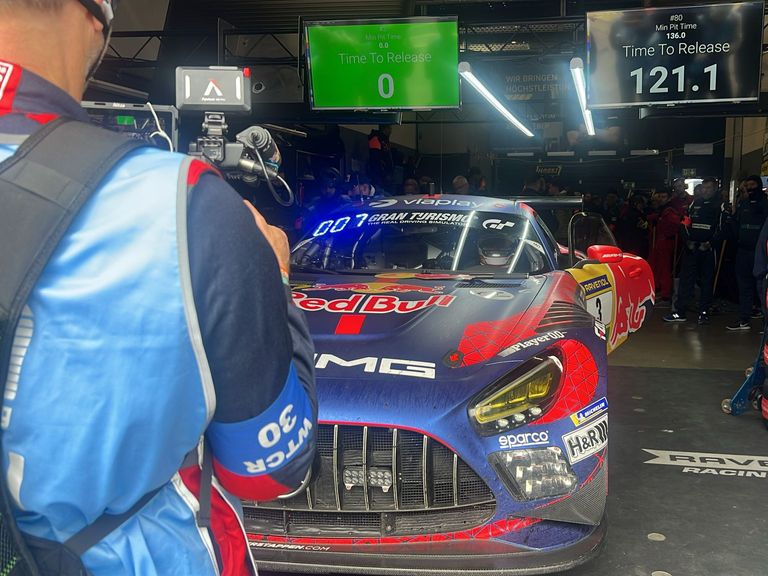 Team Verstappen ziet kans op zege op Nürburgring in rook opgaan