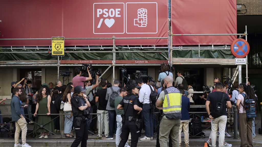 Spaanse politie doorzoekt hoofdkantoor van regeringspartij PSOE in ...