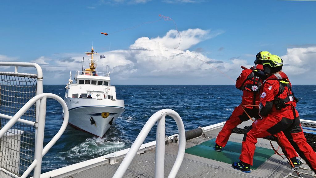Veerboot met tientallen mensen aan boord urenlang stuurloos op Noordzee